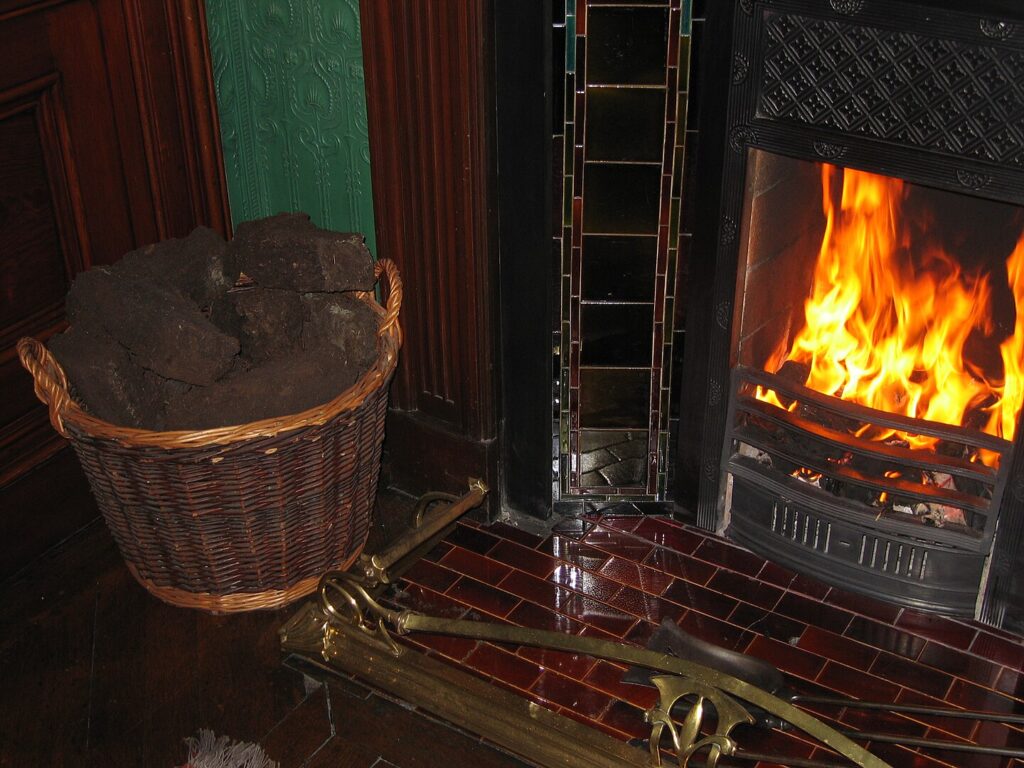 1440px-Fireplace_with_Peat | たるブログ